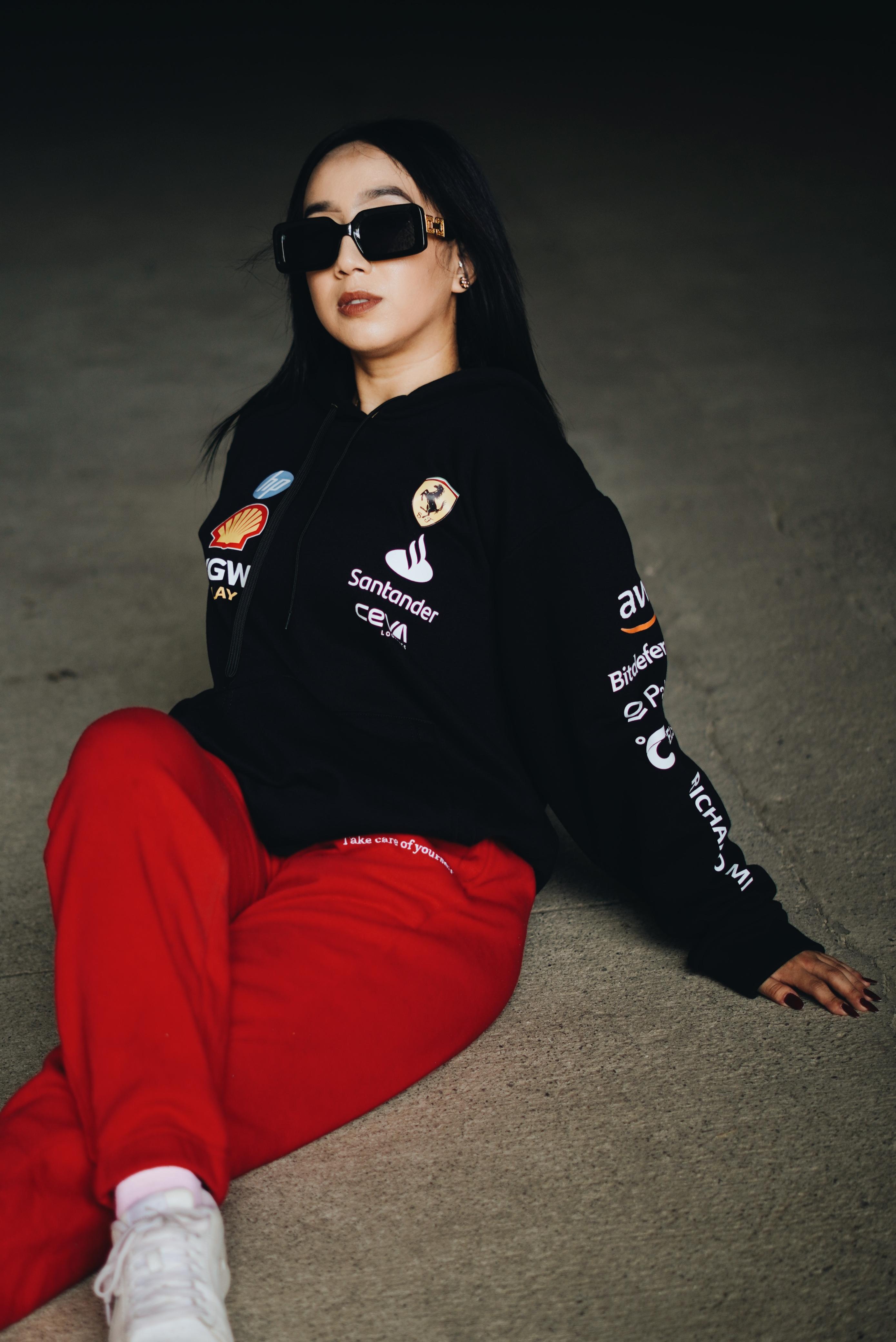HOODIE SCUDERIA FERRARI F1 TEAM 2024 EDICIÓN PILOTO OFICIAL – ILLICIT SV