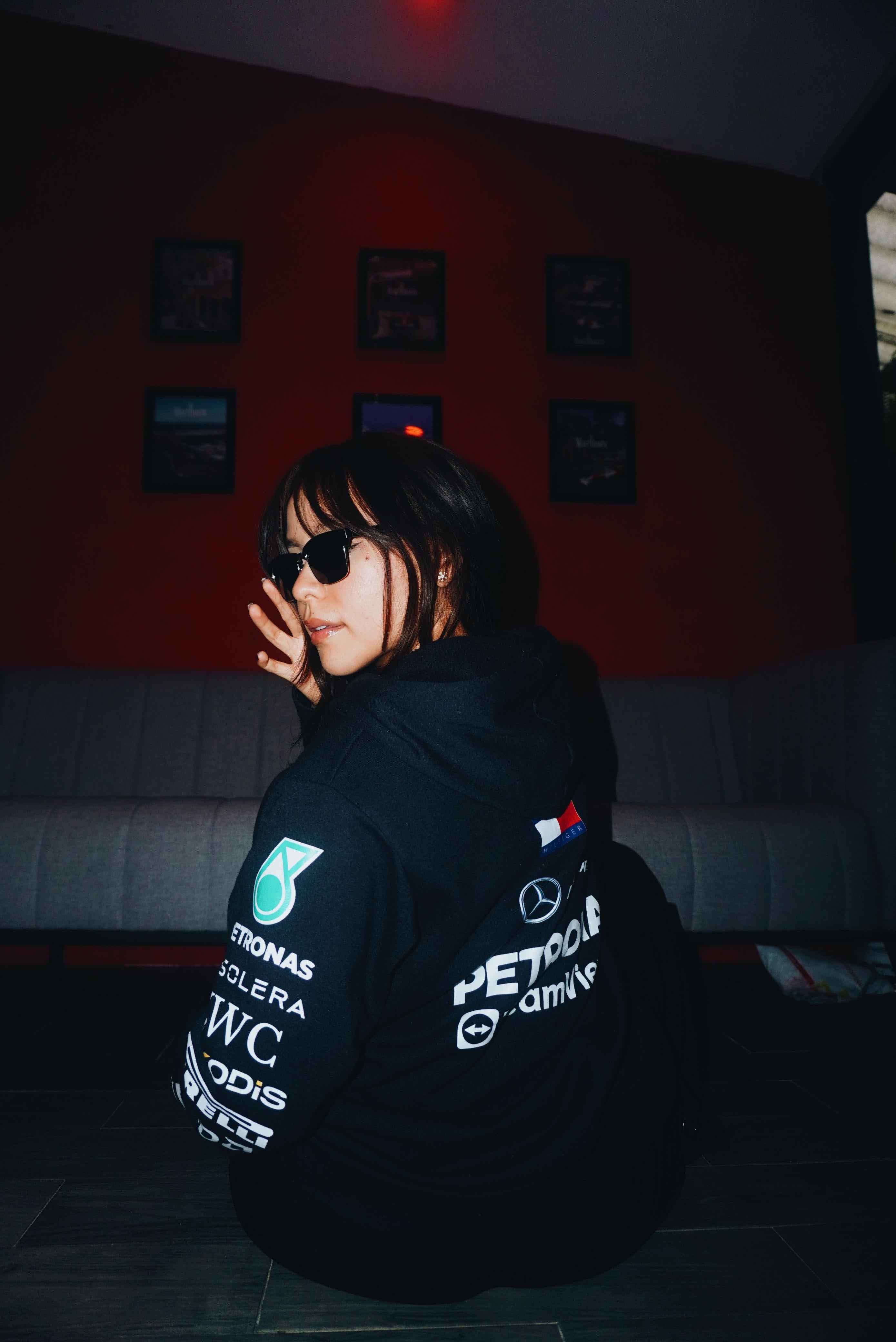 HOODIE MERCEDES AMG PETRONA F1 TEAM 2024 EDICIÓN PILOTO – ILLICIT SV