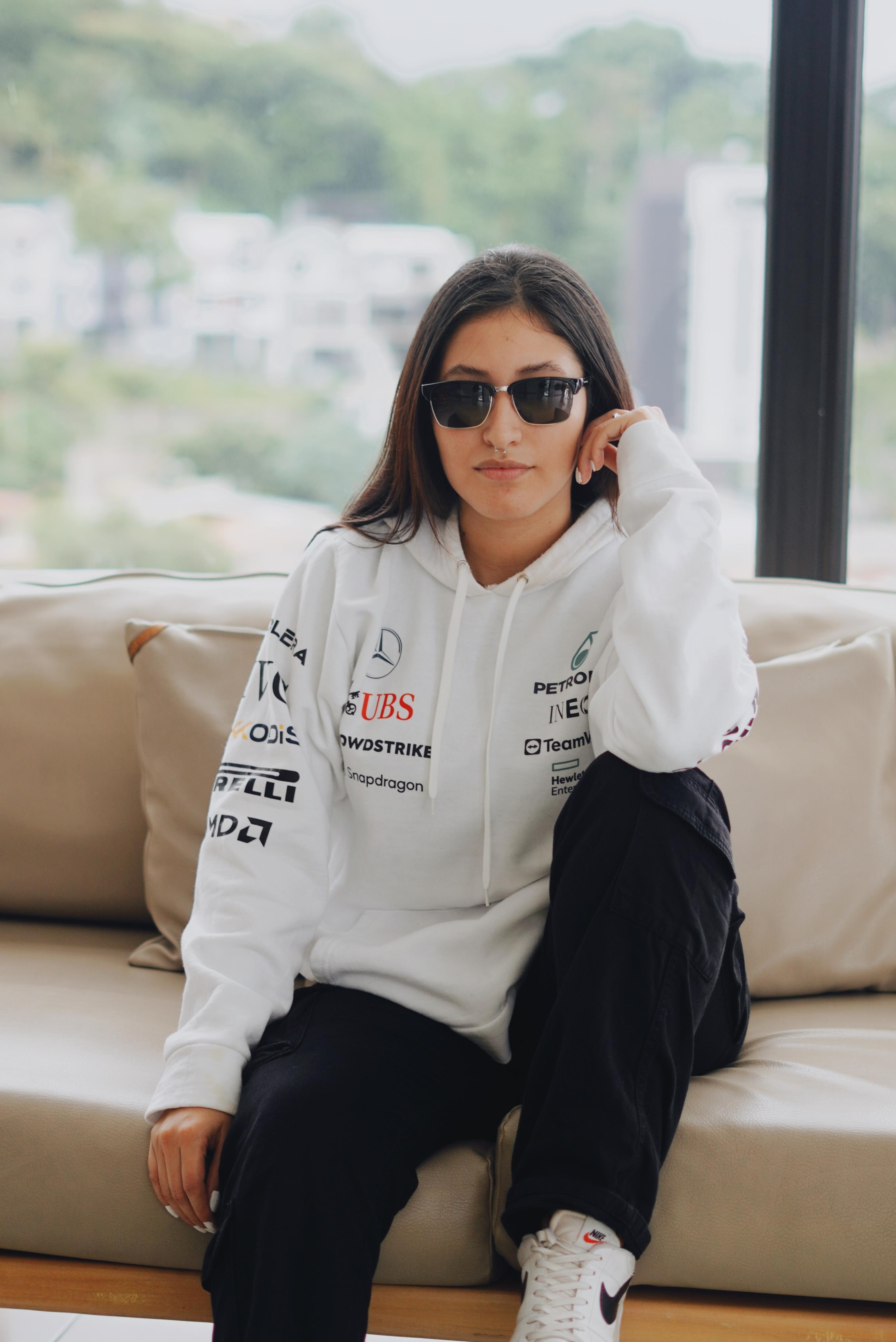 HOODIE MERCEDES AMG PETRONAS F1 TEAM 2024 EDICIÓN AFICIONADO – ILLICIT SV